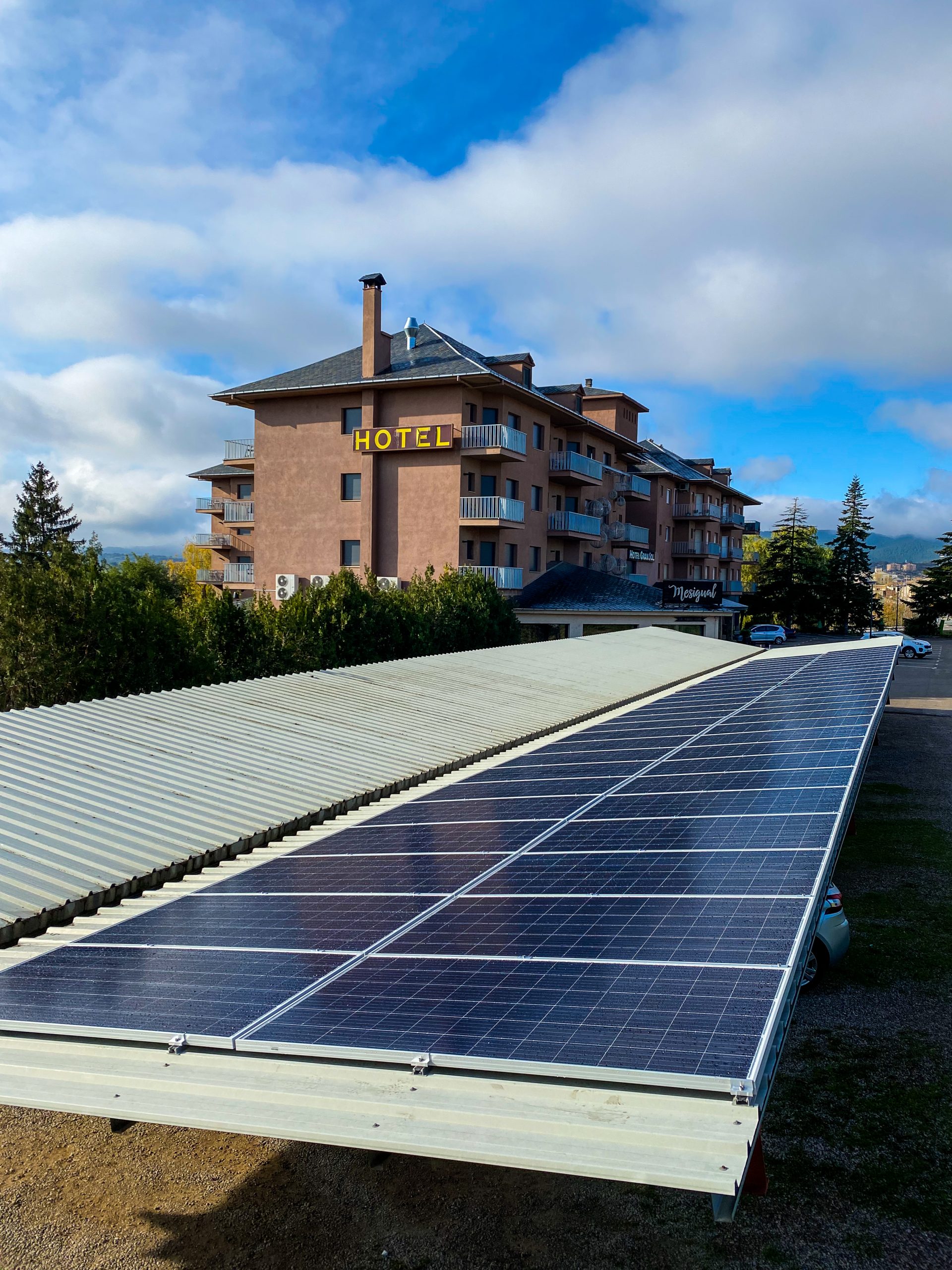 Instalación de placas solares en el Hotel Gran Sol de Solsona con 34,98 ...