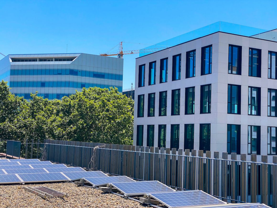 Instalación de paneles solares en edificio de oficinas en Barcelona