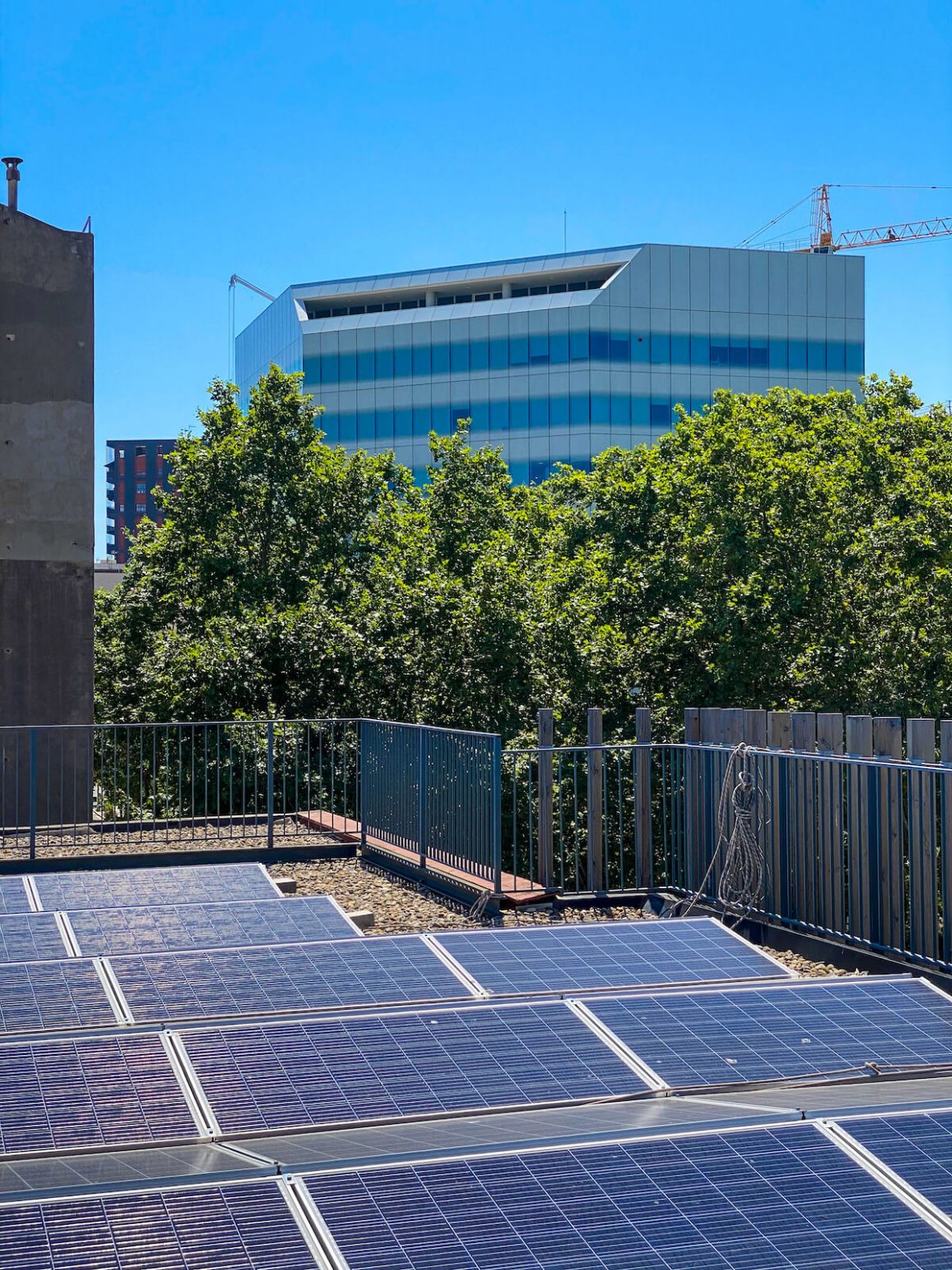 Instalación de paneles solares en edificio de oficinas en Barcelona